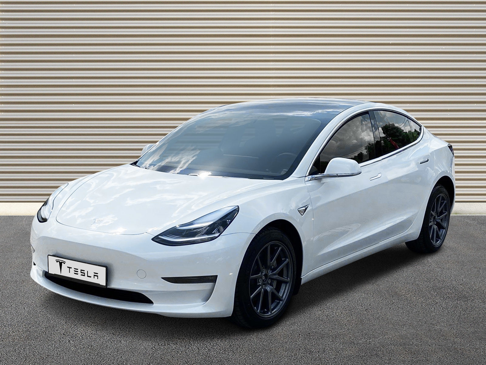 Tesla Model 3 biến hóa thành xe off-road dưới bàn tay dân độ