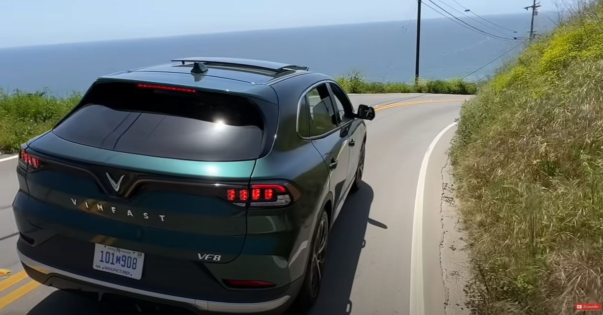 YouTuber người Mỹ nhận xét bất ngờ sau khi trải nghiệm VinFast VF8