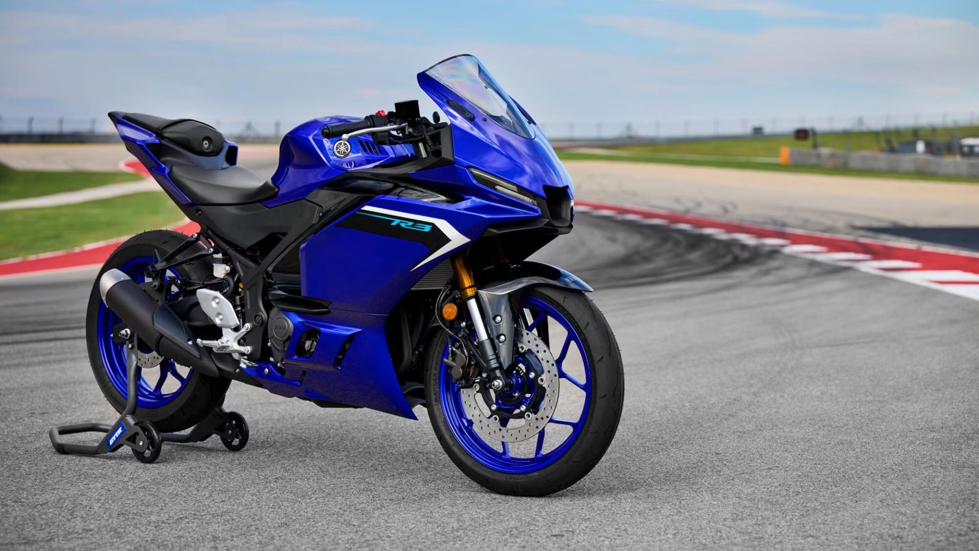 Xe phân khối lớn Yamaha R3 2025 chốt giá quy đổi 136 triệu đồng, chờ ...