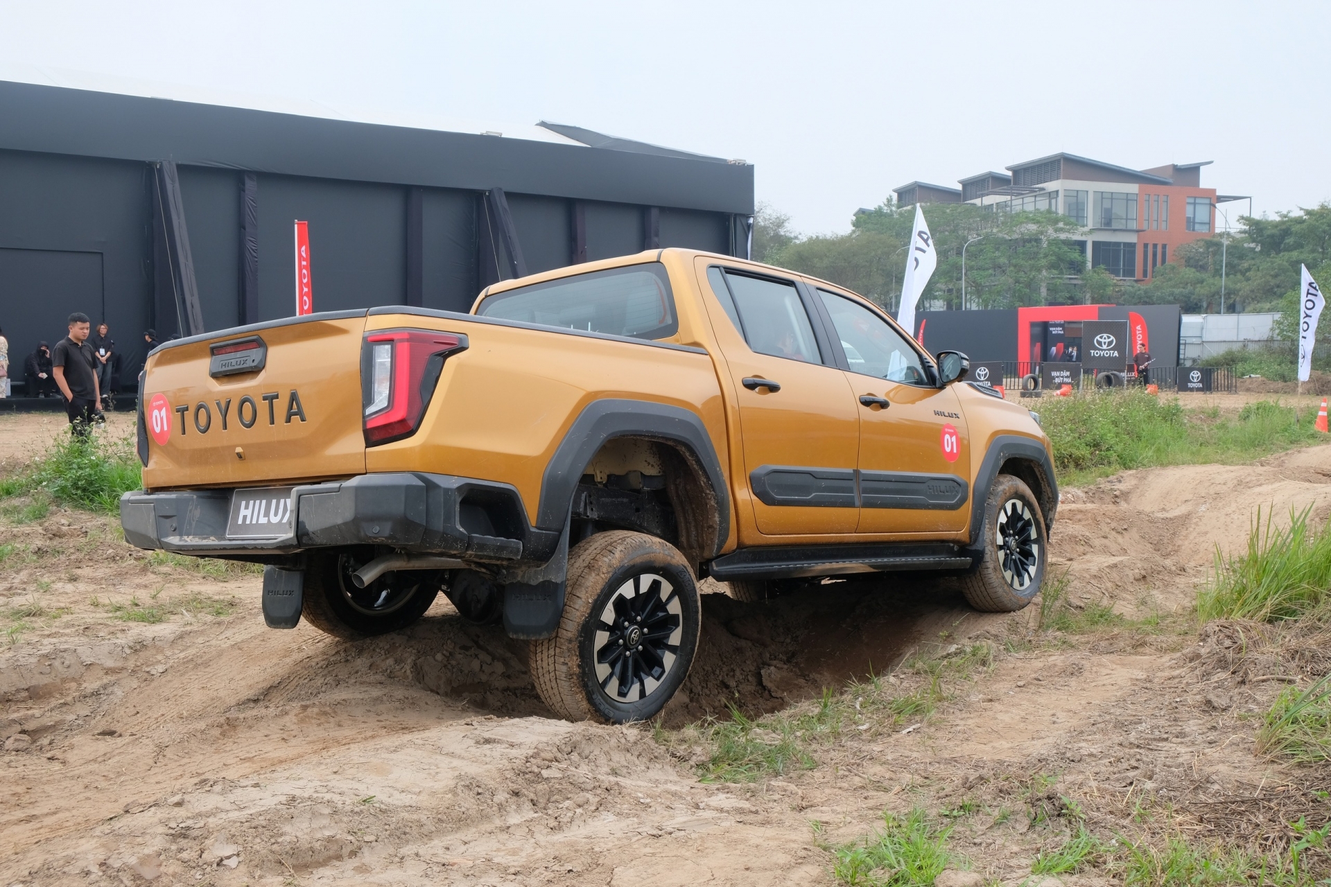 Giá cao hơn bản giữa gần 200 triệu đồng, Toyota Hilux Trailhunter có ...