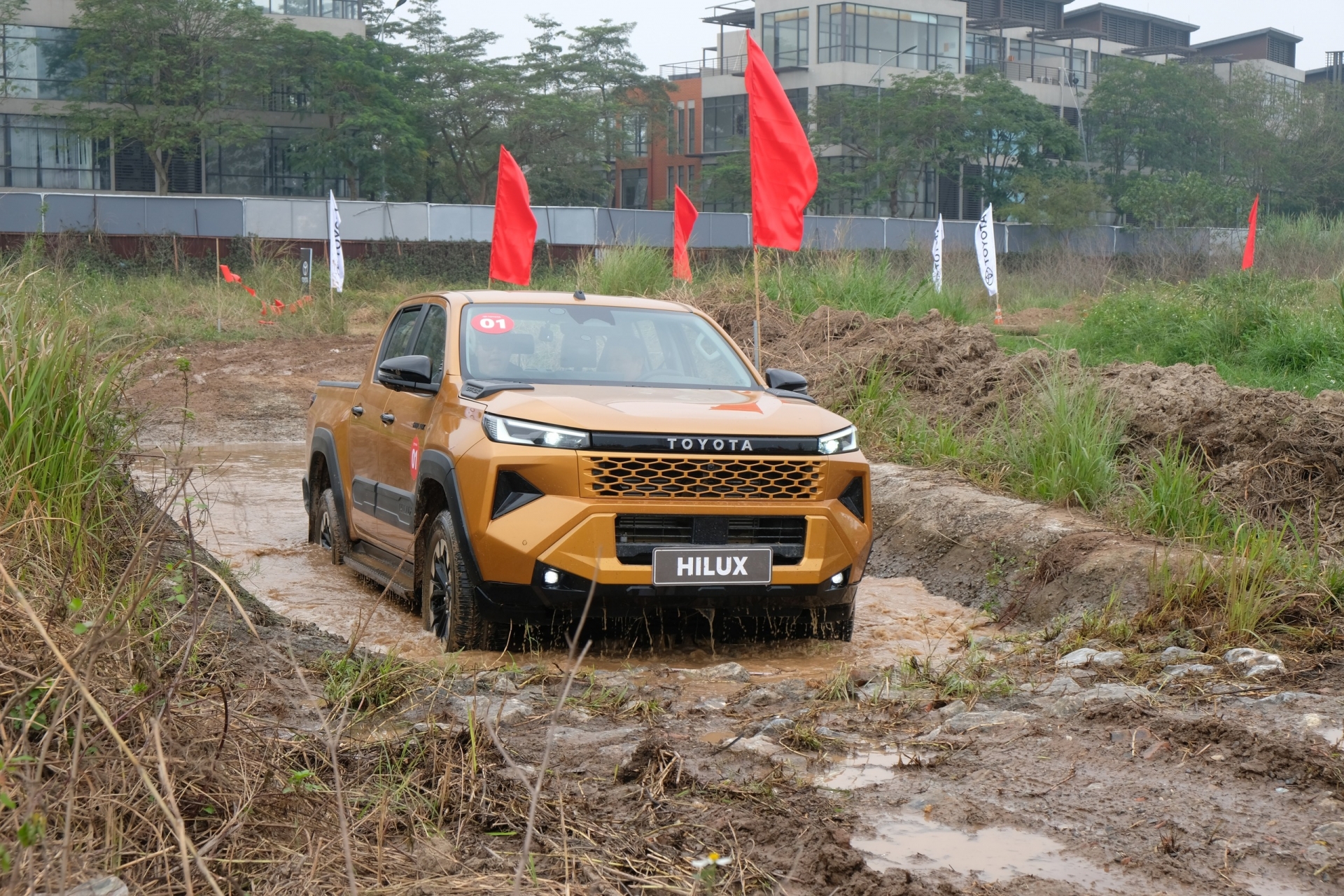 Giá cao hơn bản giữa gần 200 triệu đồng, Toyota Hilux Trailhunter có ...
