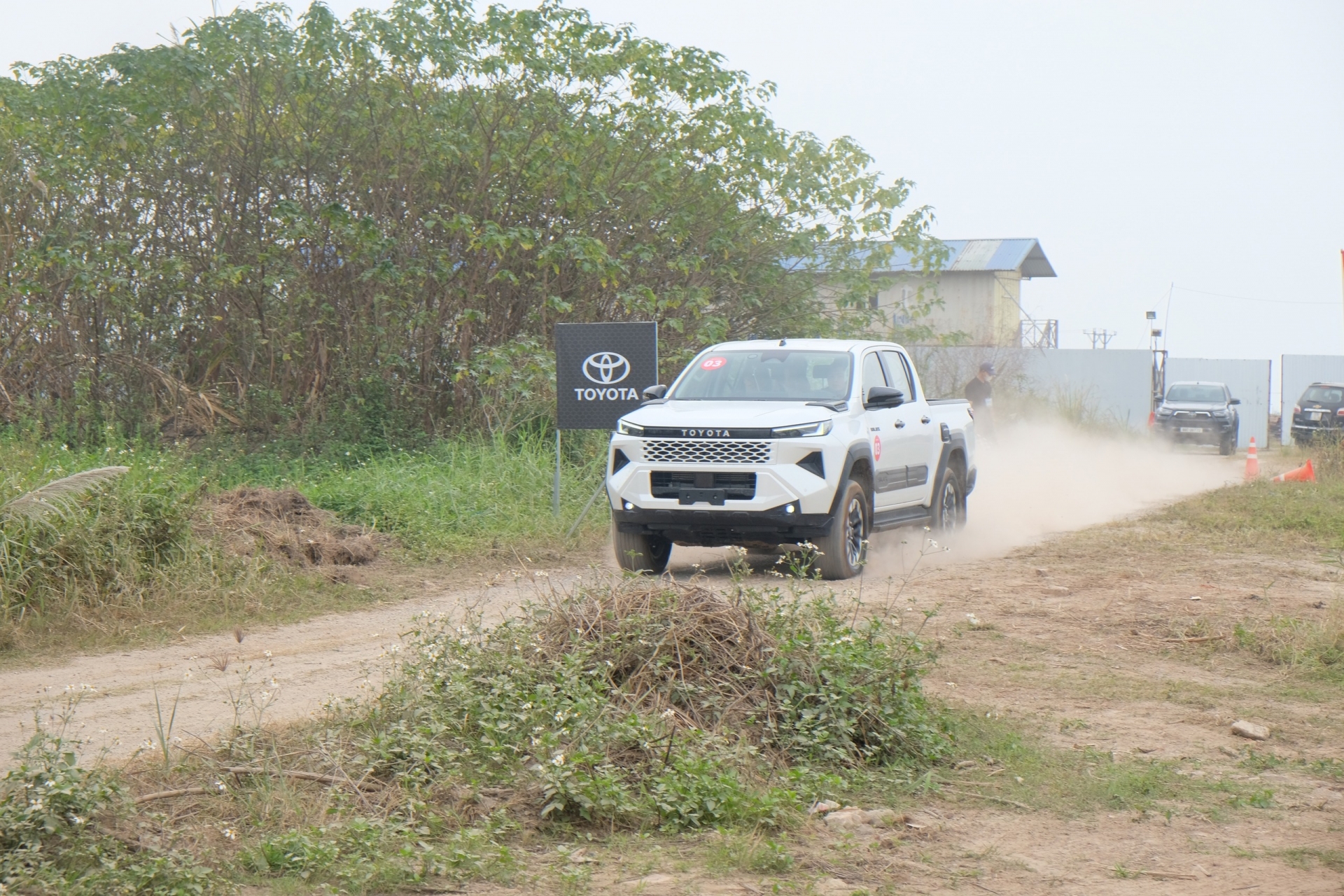 Giá cao hơn bản giữa gần 200 triệu đồng, Toyota Hilux Trailhunter có ...