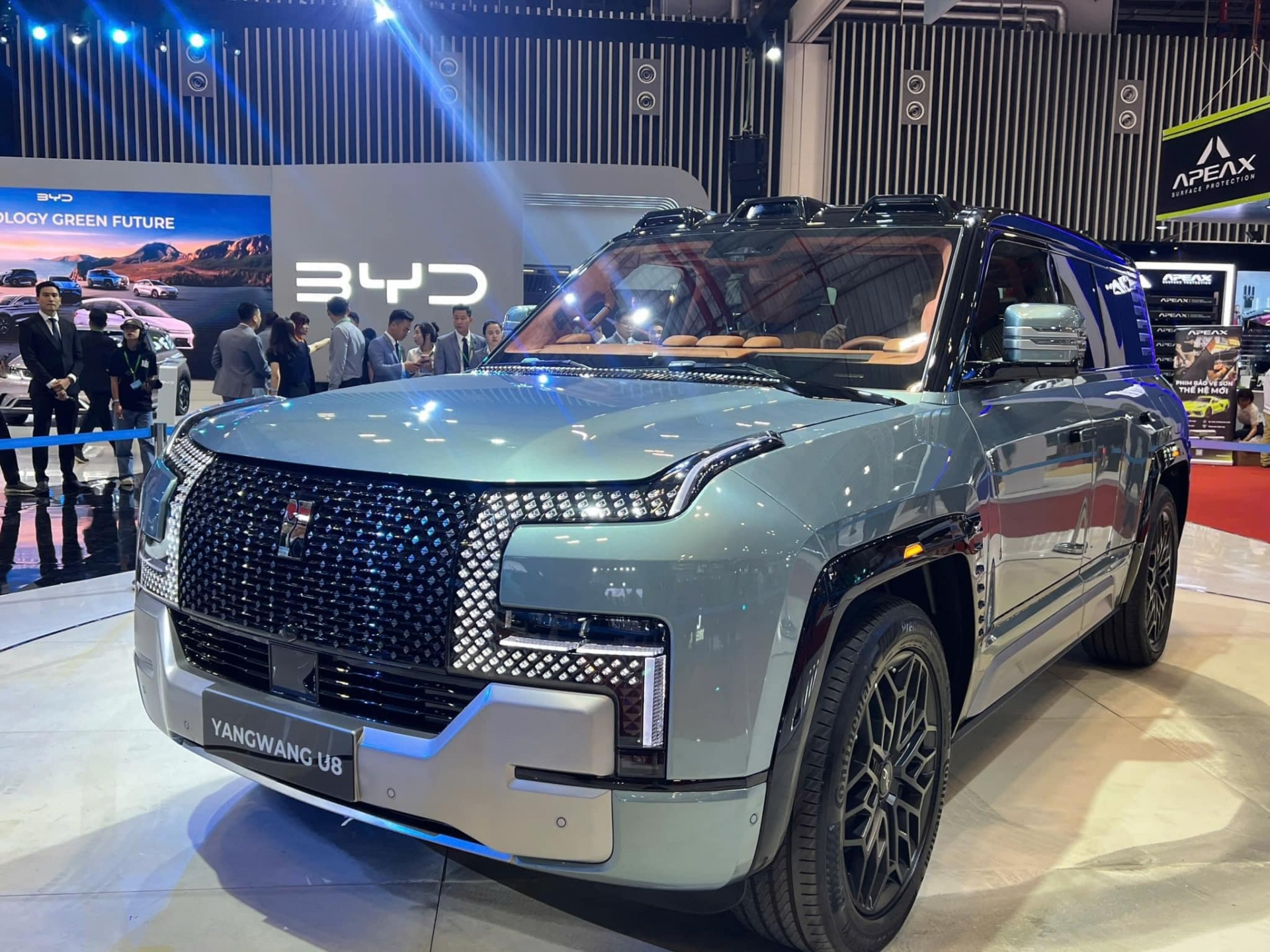 SUV lội nước, xoay 360 độ như xe tăng - YangWang U8 trình làng khách ...