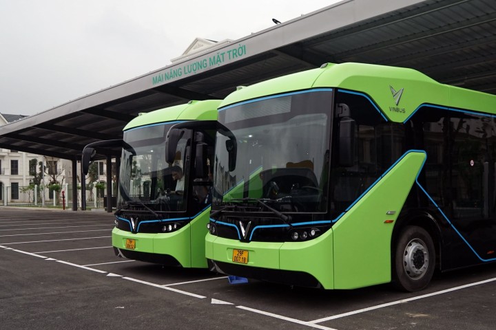 Trải nghiệm xe bus điện VinBus trong ngày đầu tiên đi vào hoạt động với ...