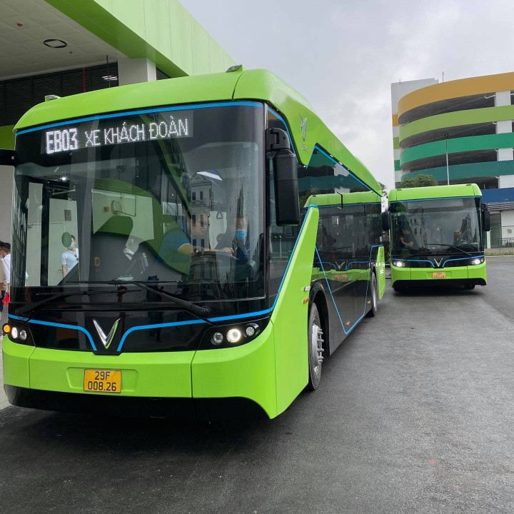 Trải nghiệm xe bus điện VinBus trong ngày đầu tiên đi vào hoạt động với ...